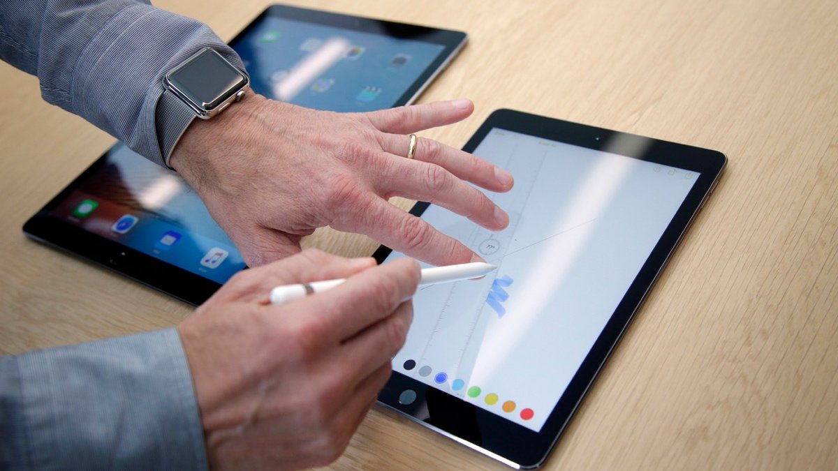 Old Saybrook Police Officers Using iPads to Communicate With the Public ...
