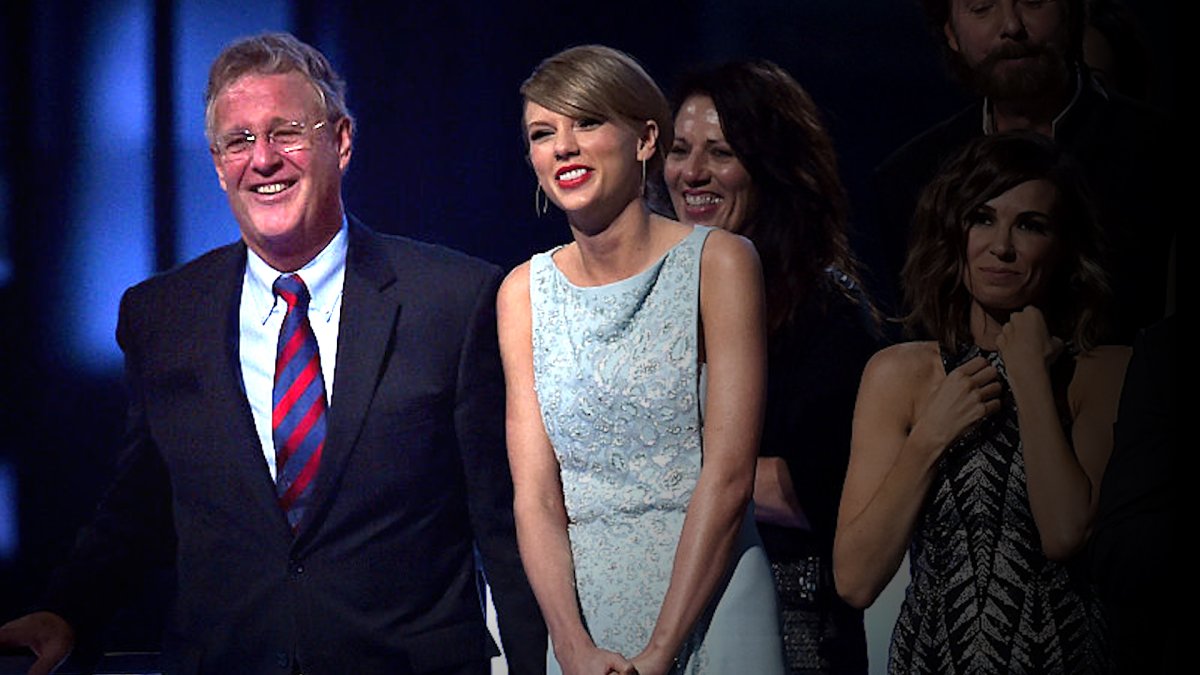 Taylor Swifts Father Fights Off Intruder Nbc Connecticut