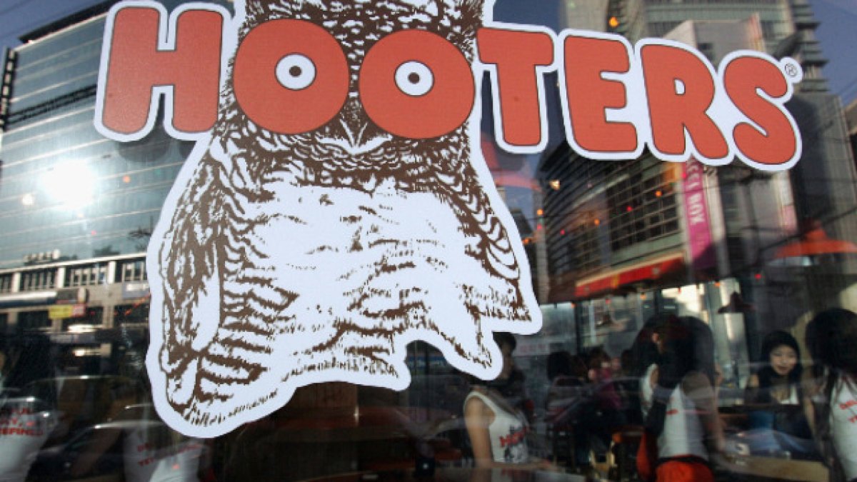 Hooters restaurant in Manchester closes, leaving only one left ...