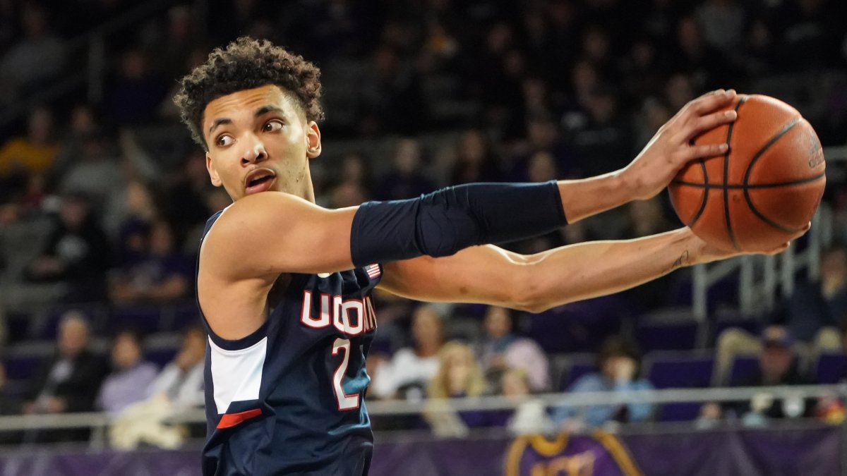 Bouknight Scores 20 to Lead UConn Past Georgetown 70-57 – NBC Connecticut
