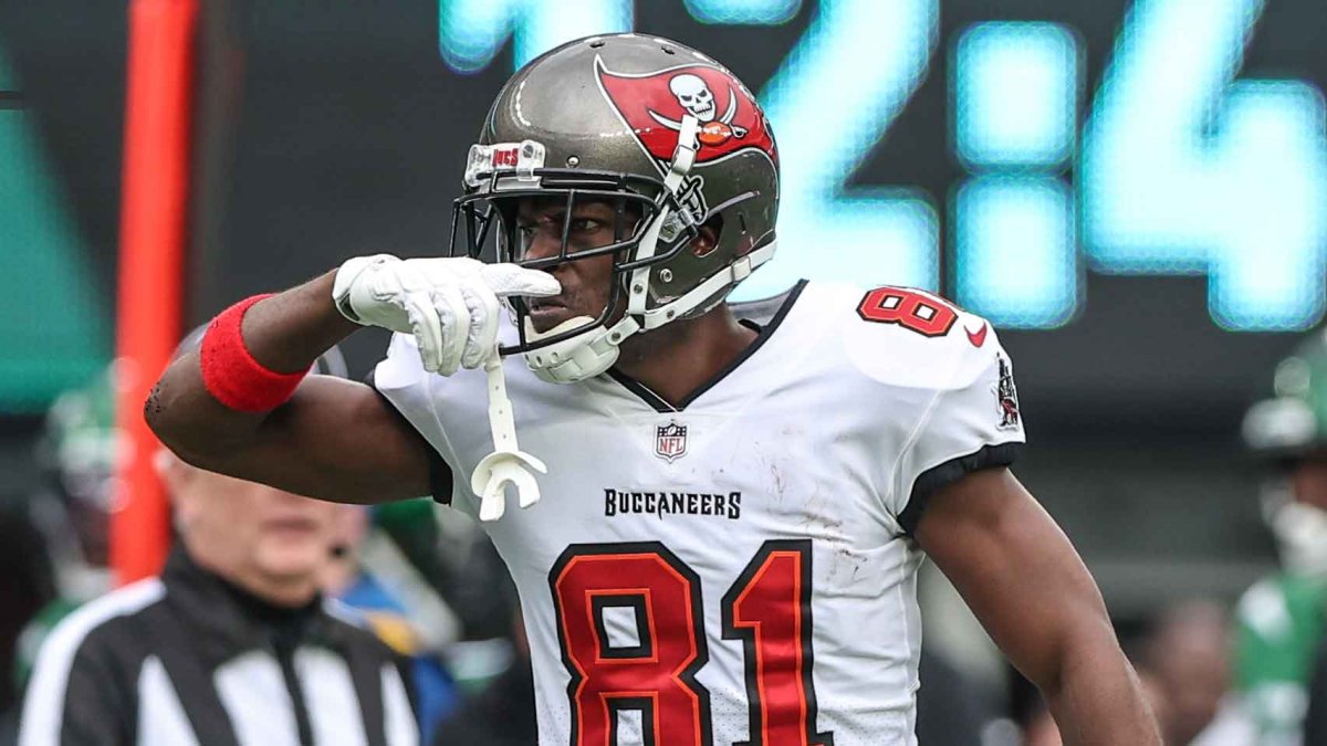Bucs’ Antonio Brown Takes Off Uniform, Runs Off Field in Bizarre Scene ...
