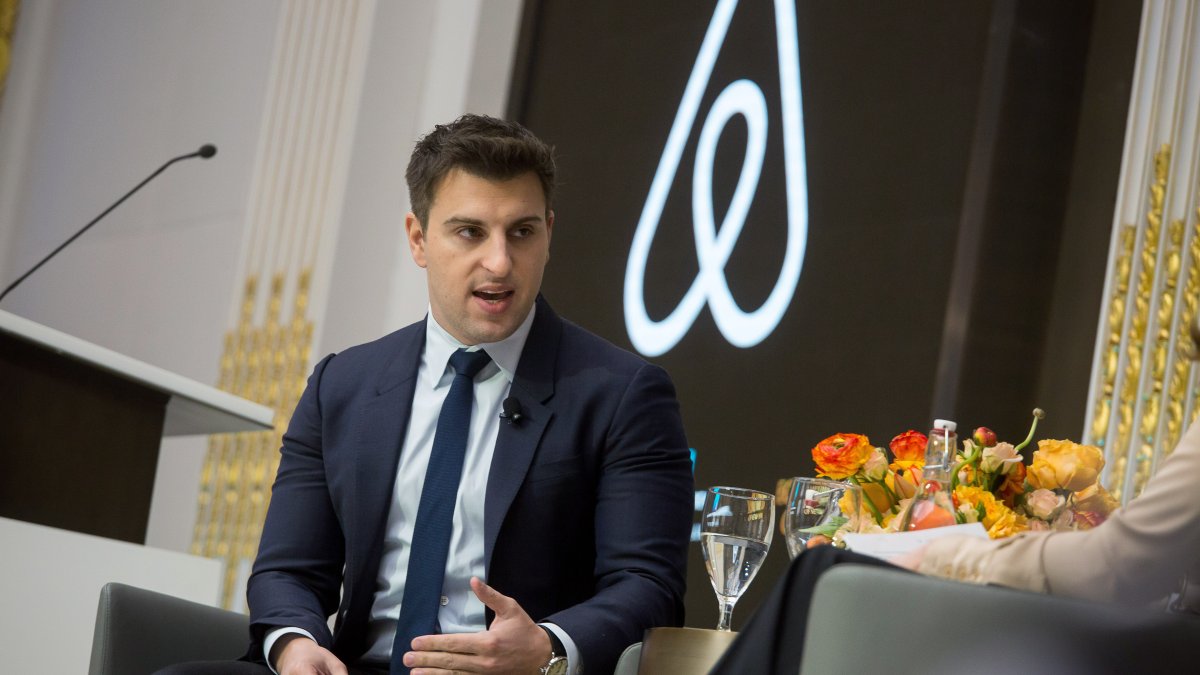 Airbnb to Help Up to 100K Ukrainian Refugees With Free Housing – NBC ...