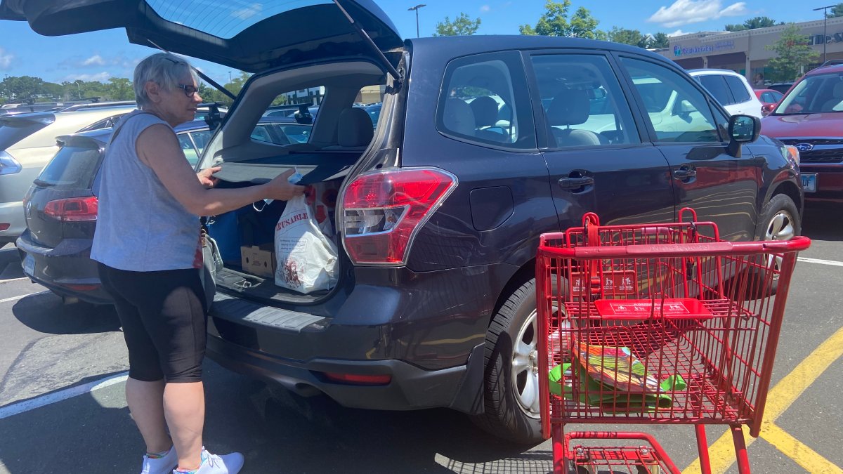 Shoppers React to US Inflation Reaching 40-Year High in June – NBC ...