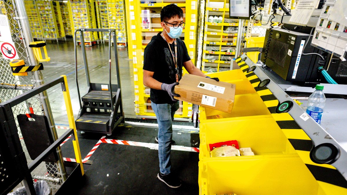 Amazon Plans to Hire 3,100 Workers in Connecticut for Holidays – NBC ...