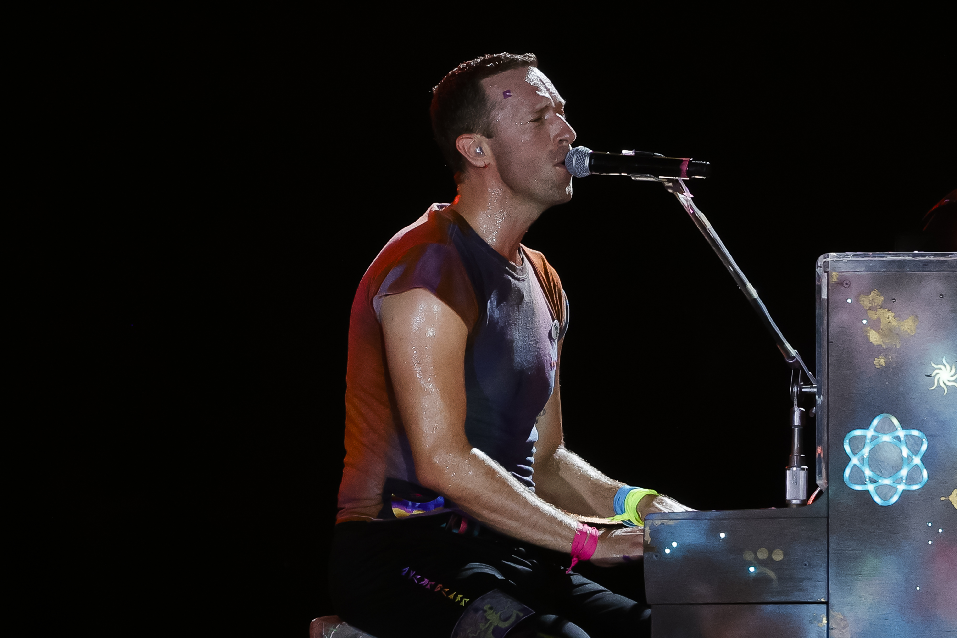 Coldplay Pauses Tour as Chris Martin Battles ‘Serious Lung Infection ...