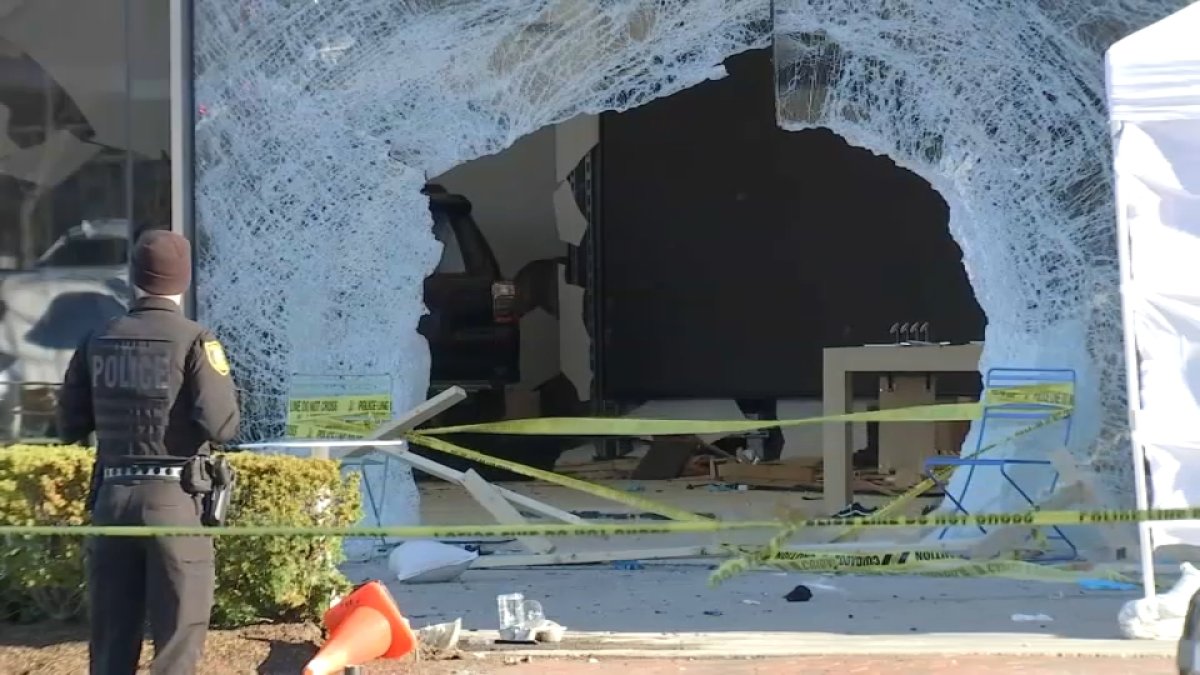 Hingham Apple Store Crash Lawsuit Filed – NBC Connecticut