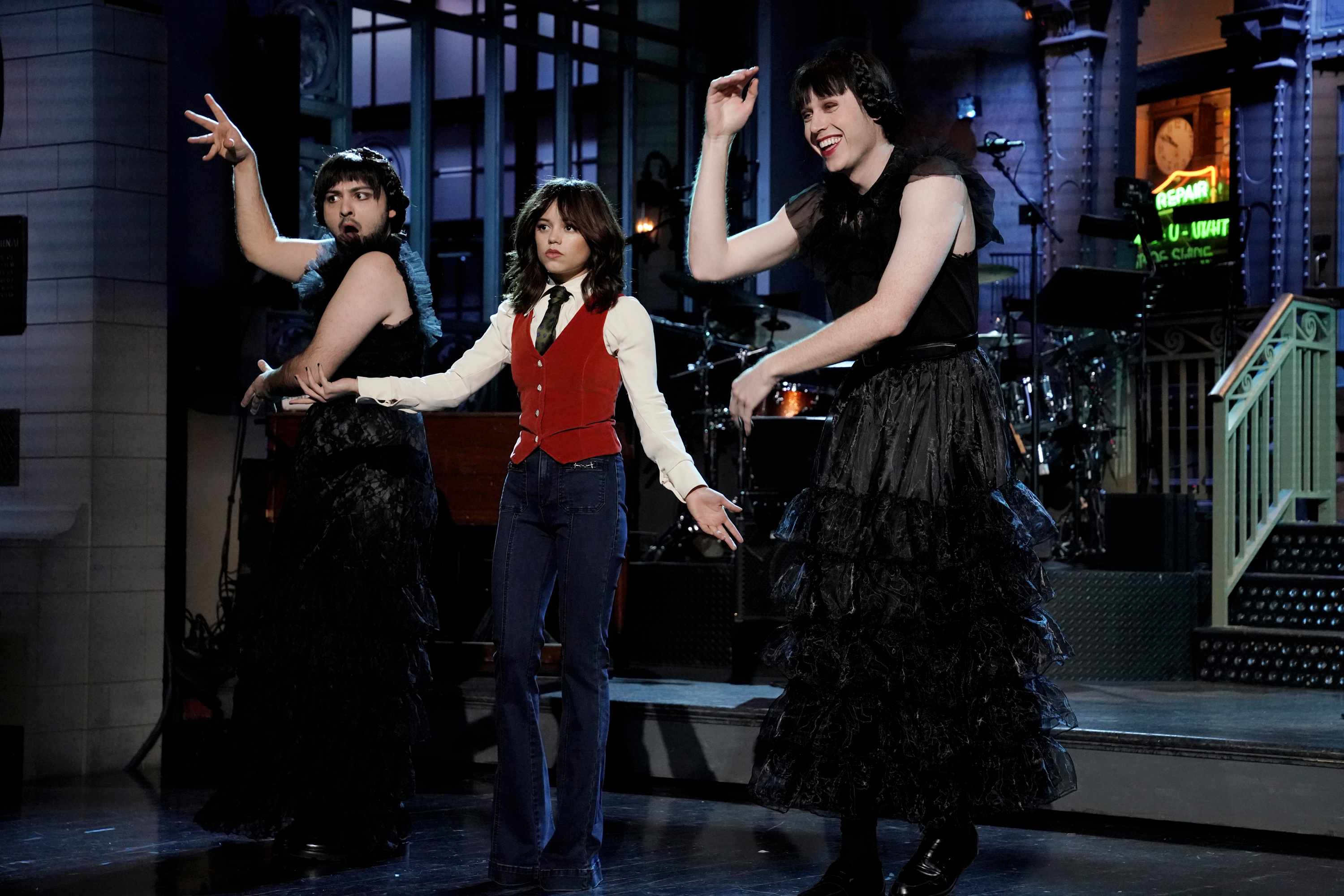 Jenna Ortega Does Viral ‘Wednesday’ Dance for ‘SNL’ Promo – NBC Connecticut