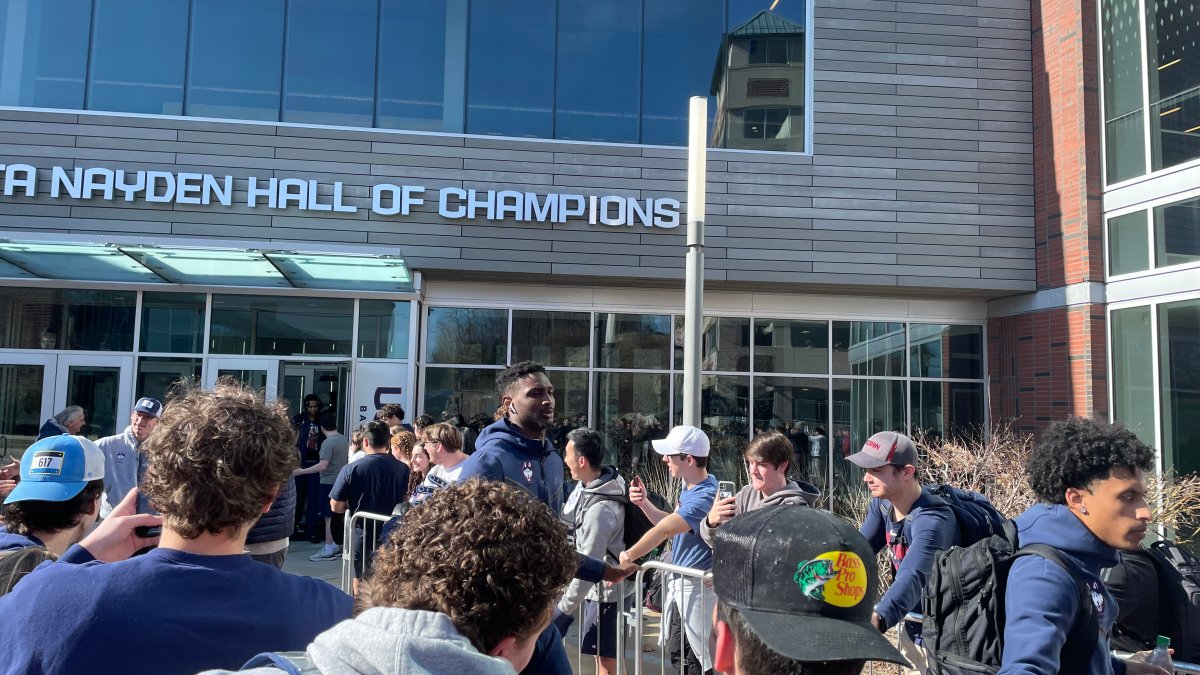 UConn Men’s Basketball Team Leaves for Final Four Amid Fanfare From ...