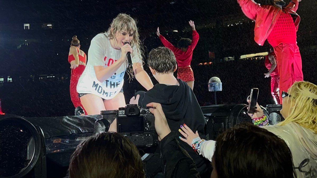 For CT Taylor Swift Fan, This Concert Moment Hit All Too Well – NBC ...