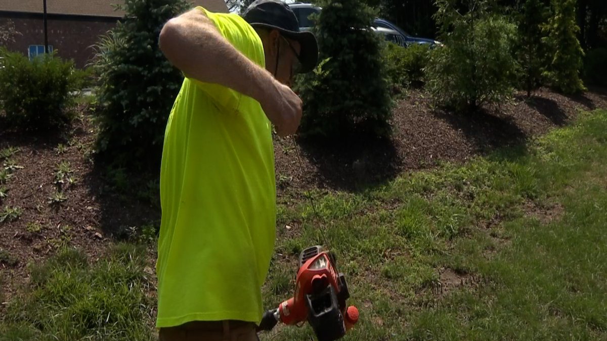 Outdoor workers power through Thursday’s warm weather – NBC Connecticut