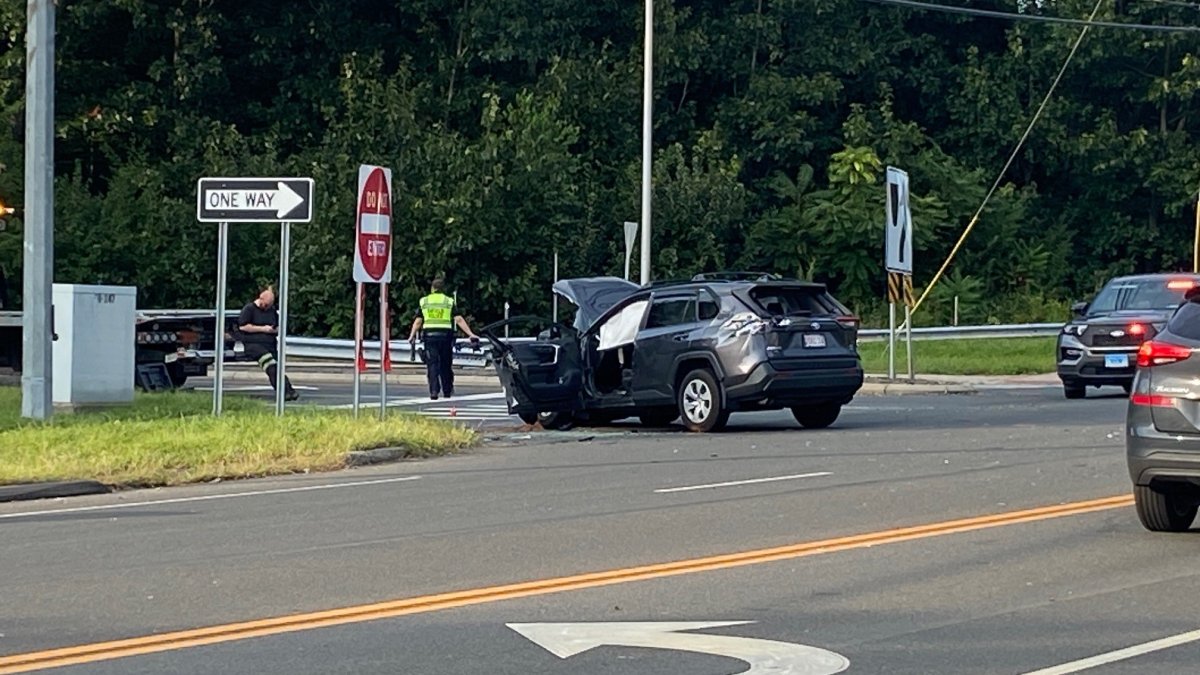 2 people seriously injured in Enfield car crash – NBC Connecticut