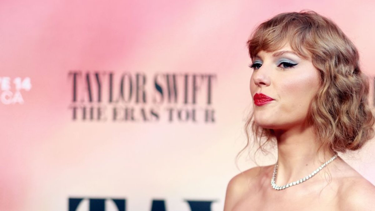 Taylor Swift shows off new dress at ‘Eras Tour’ concert movie premiere ...
