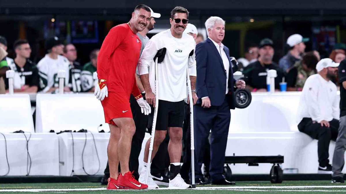 Aaron Rodgers challenges Travis Kelce to COVID vaccine debate – NBC Connecticut