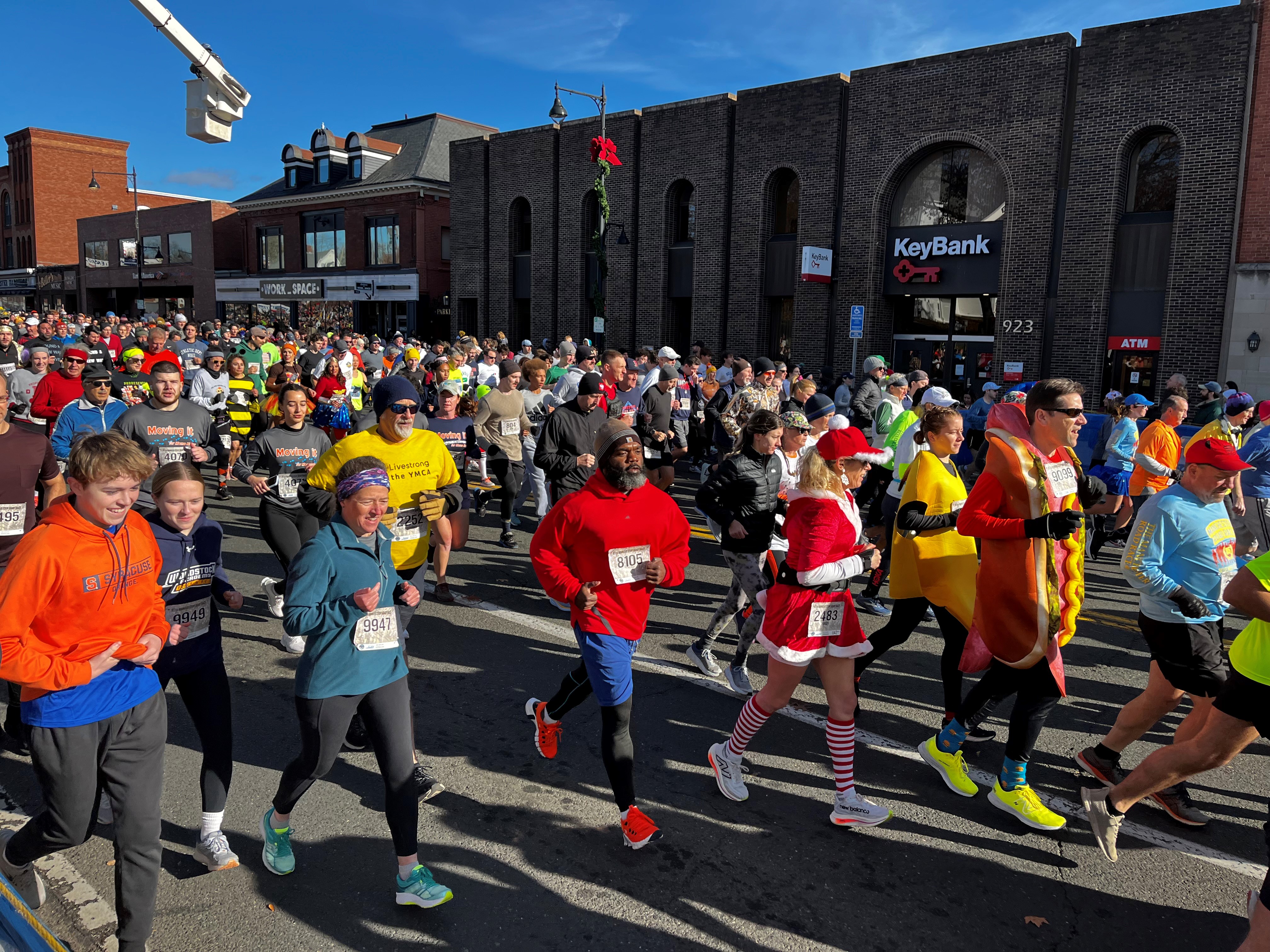 Couple gets married just before running Thanksgiving Day Manchester ...