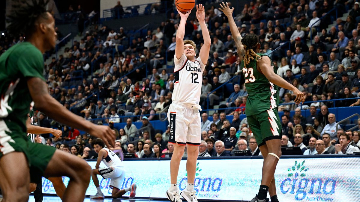 Grad transfer Spencer leads No. 5 UConn to 87-53 win over Mississippi ...