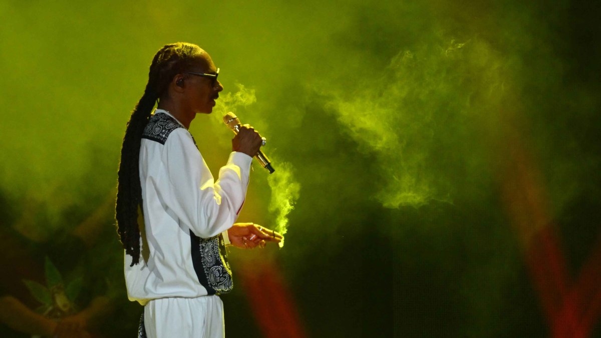 Snoop Dogg partners with smokeless fire pits brand – NBC Connecticut