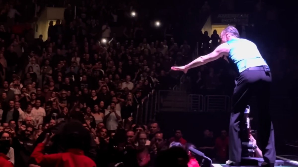 Depeche Mode singer breaks up fight at concert – NBC Connecticut