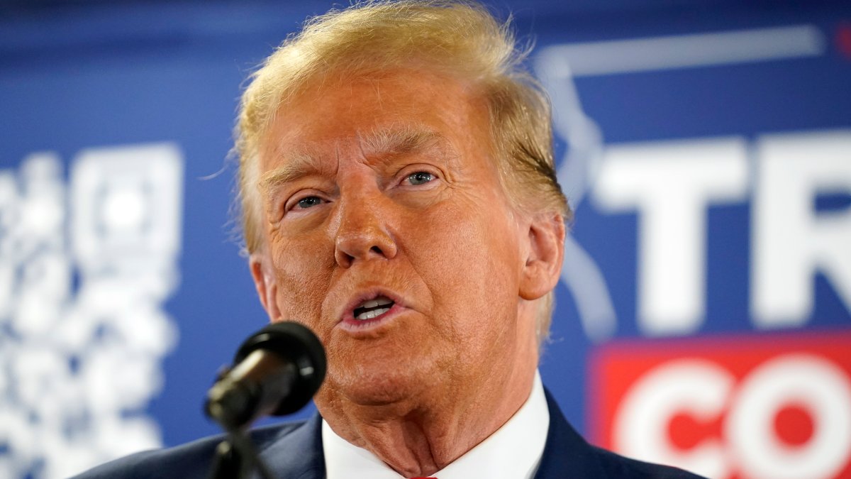Trump calls jailed rioters ‘hostages’ while campaigning in Iowa on Jan ...
