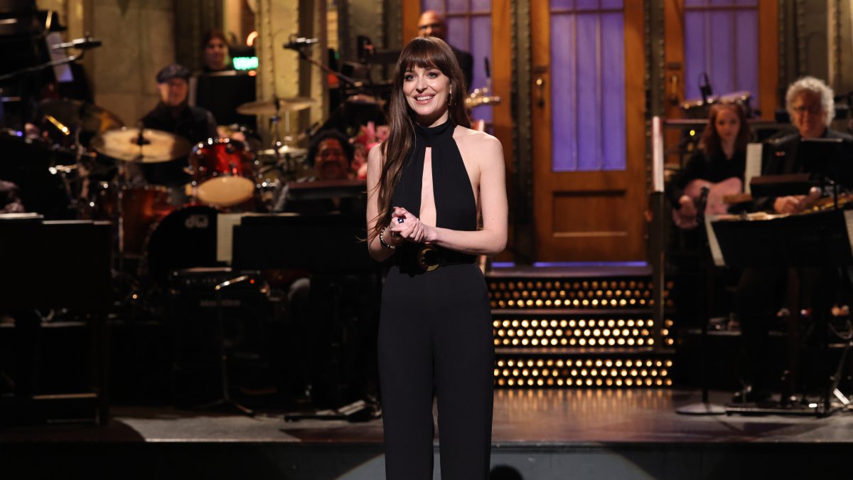 Dakota Johnson hilariously addresses the Stanley cup craze on ‘SNL’ in ...