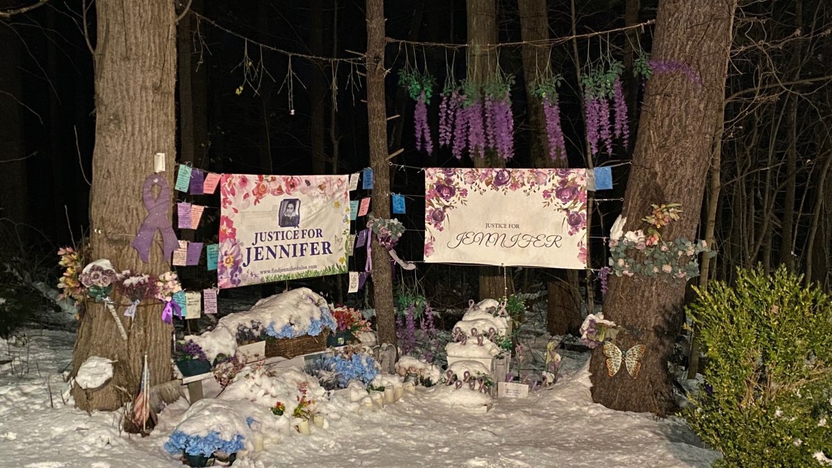 Makeshift memorial for Jennifer Dulos is revamped ahead of Troconis ...