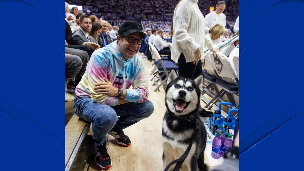 Jason Sudeikis poses with Jonathan at UConn women’s home game – NBC ...