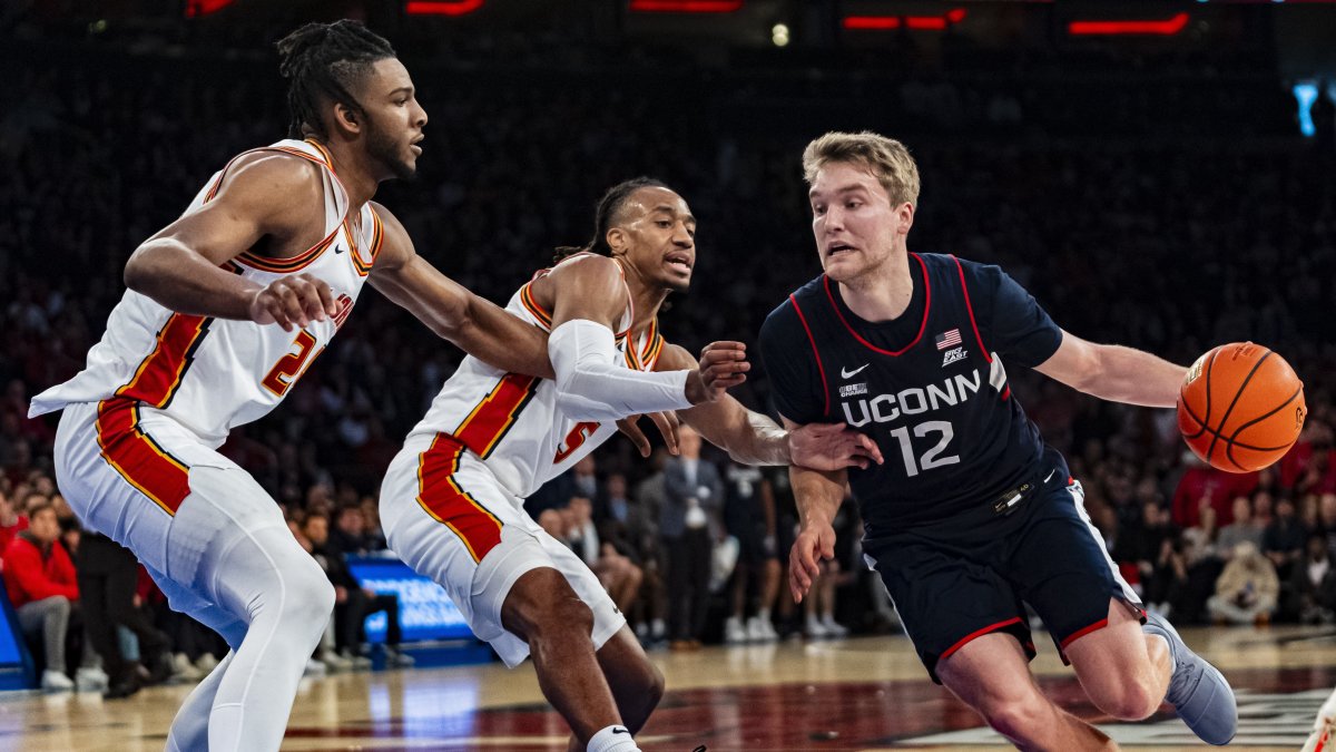 No. 1 UConn wins 10th straight, beats St. John’s 77-64 without injured ...