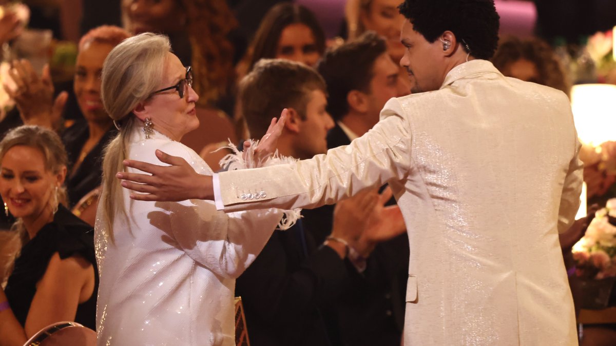 Meryl Streep makes hilariously late Grammy’s entrance – NBC Connecticut