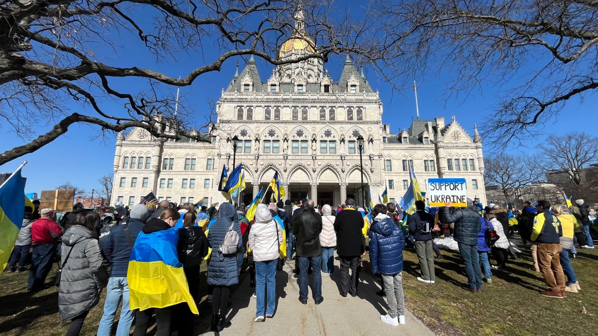 Group holds rally in Hartford to call for support for Ukraine during ...