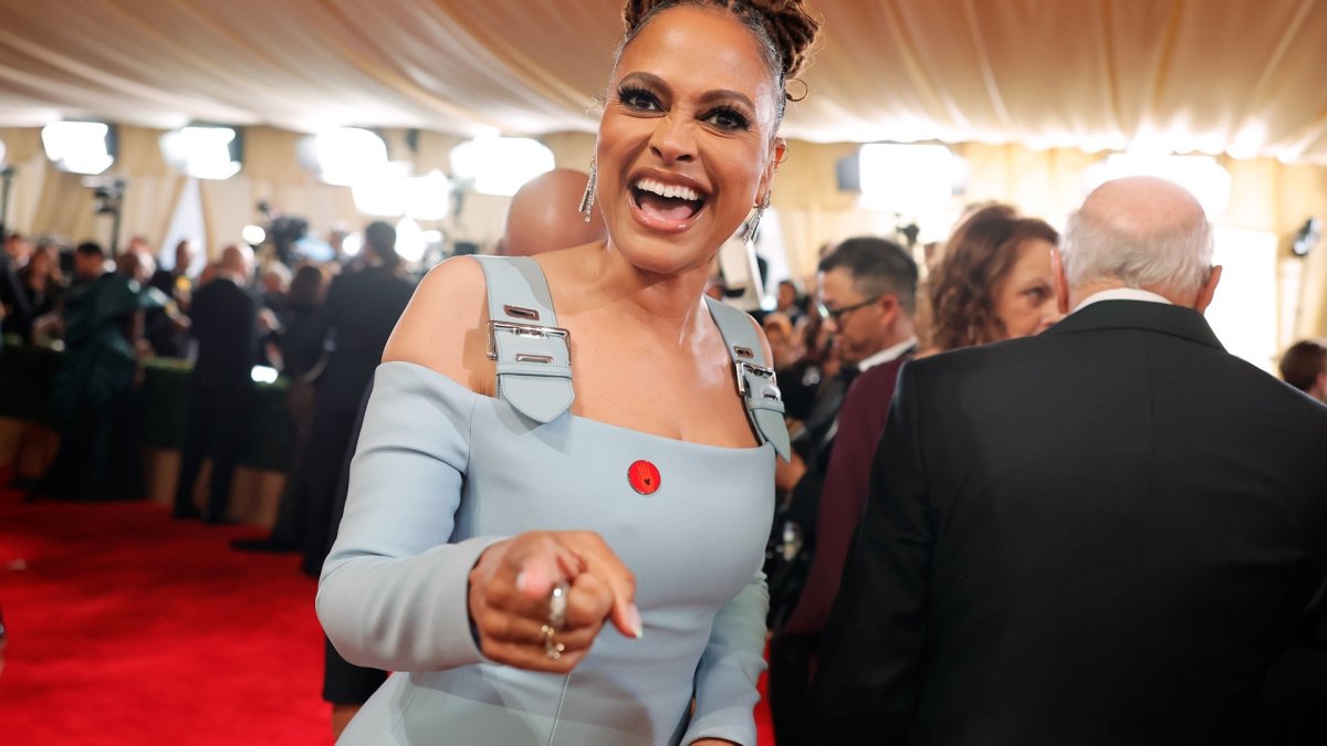 Celebrities wear red pins to call for ceasefire in Gaza – NBC Connecticut