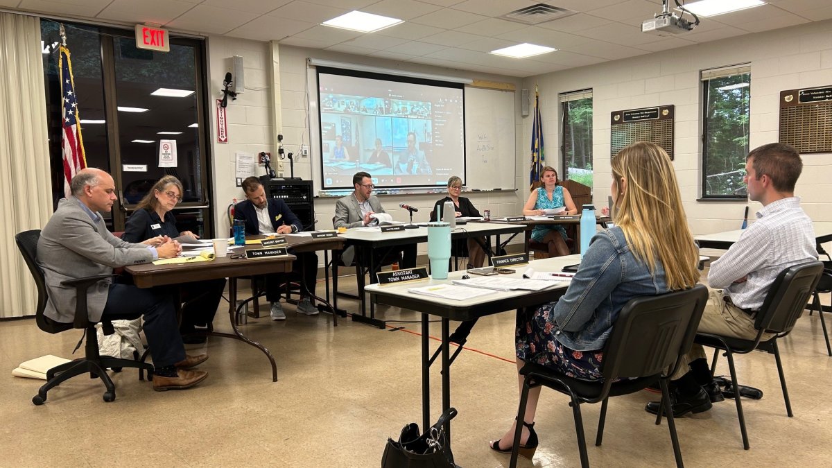 Displaced tenants speak out at meeting six weeks after Avon apartment ...