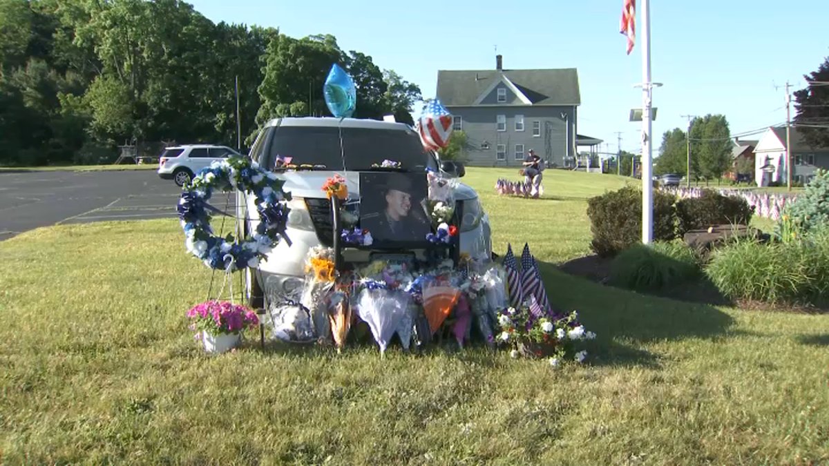 Memorial grows for fallen state trooper in Southington – NBC Connecticut