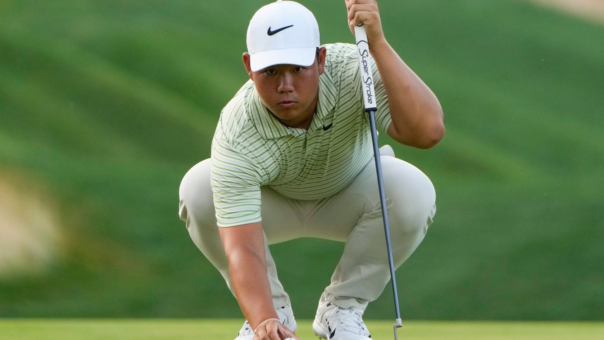 Tom Kim clings to a 1-shot lead over Scheffler and Bhatia in weather ...