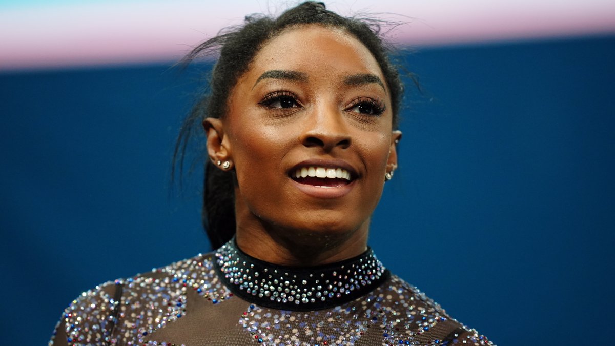 Simone Biles dominates Olympic gymnastics qualifying despite injury ...