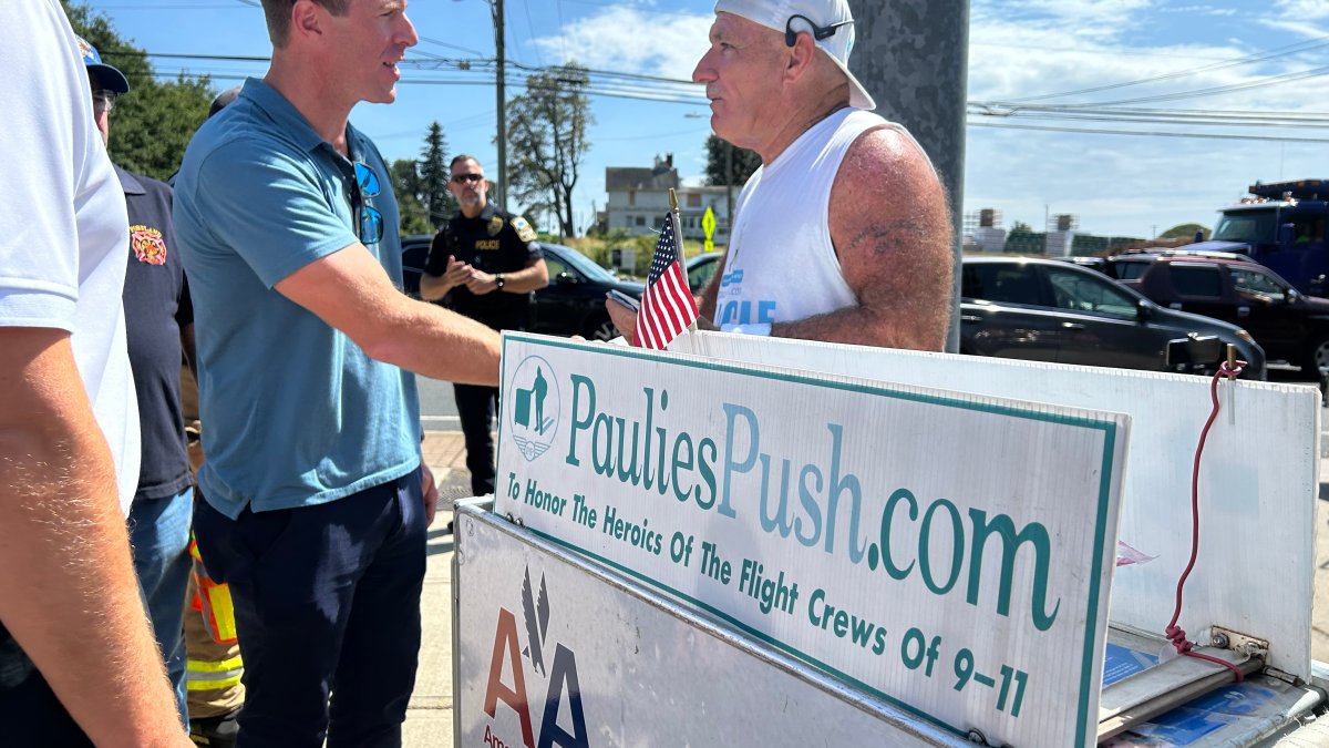 Former flight attendant pushes beverage cart hundreds of miles to honor ...