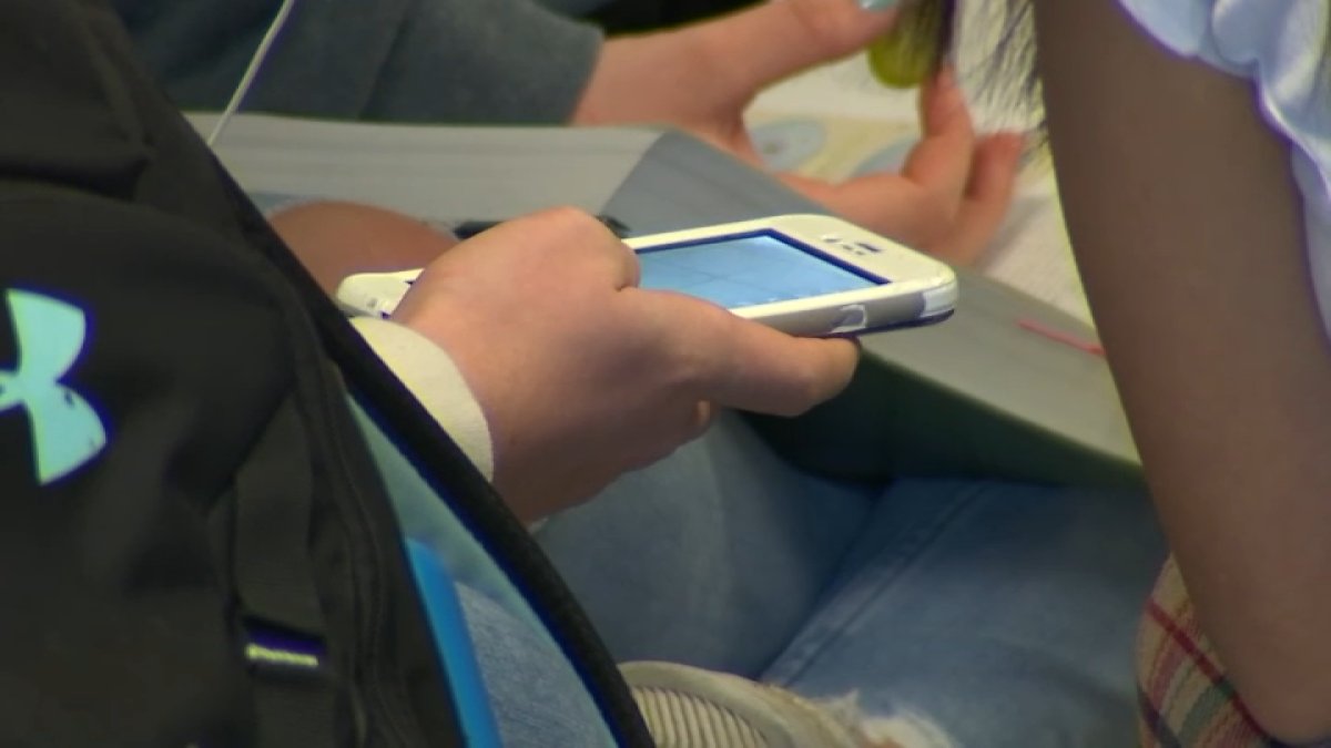 State board suggests ways for towns to ban cell phones in CT classrooms ...