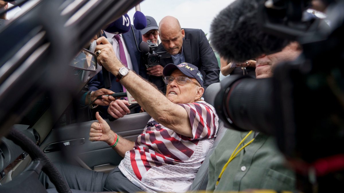 Rudy Giuliani shows up to vote in Mercedes he was ordered to surrender ...