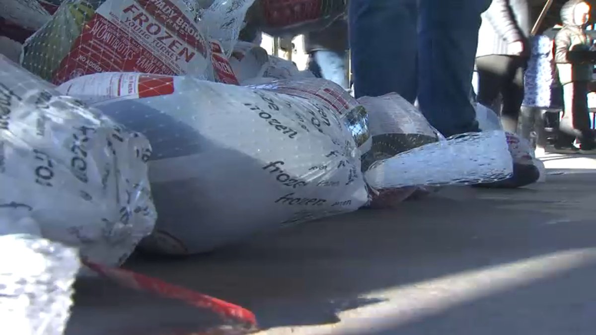 Volunteers package 500 Thanksgiving meals for those in need in ...