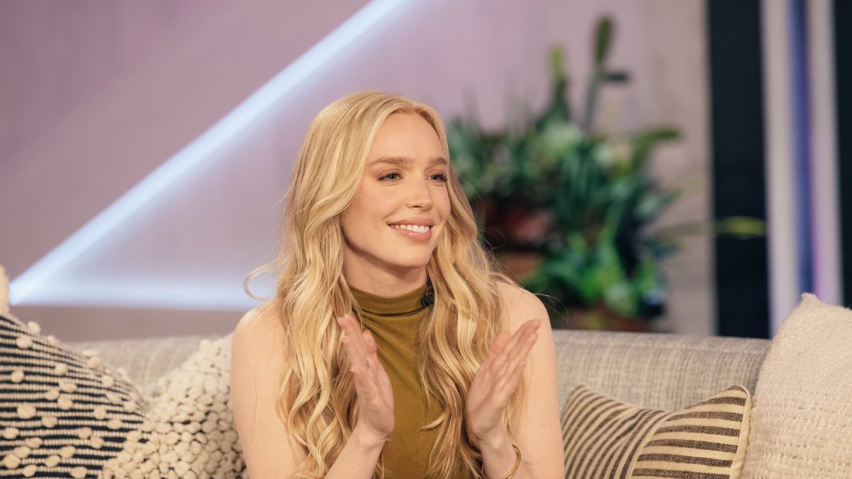 La presentadora de 'Call Her Daddy' Alex Cooper les compró una casa a ...