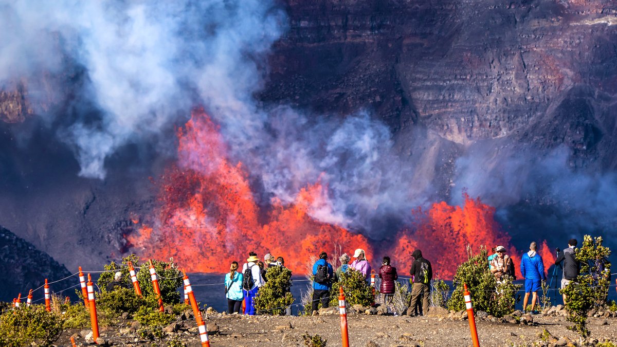 Stunning video shows lava erupting from Hawaii’s Kilauea volcano – NBC ...