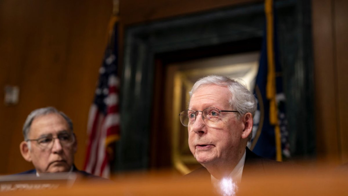 Mitch McConnell using a wheelchair after falling down stairs at the ...