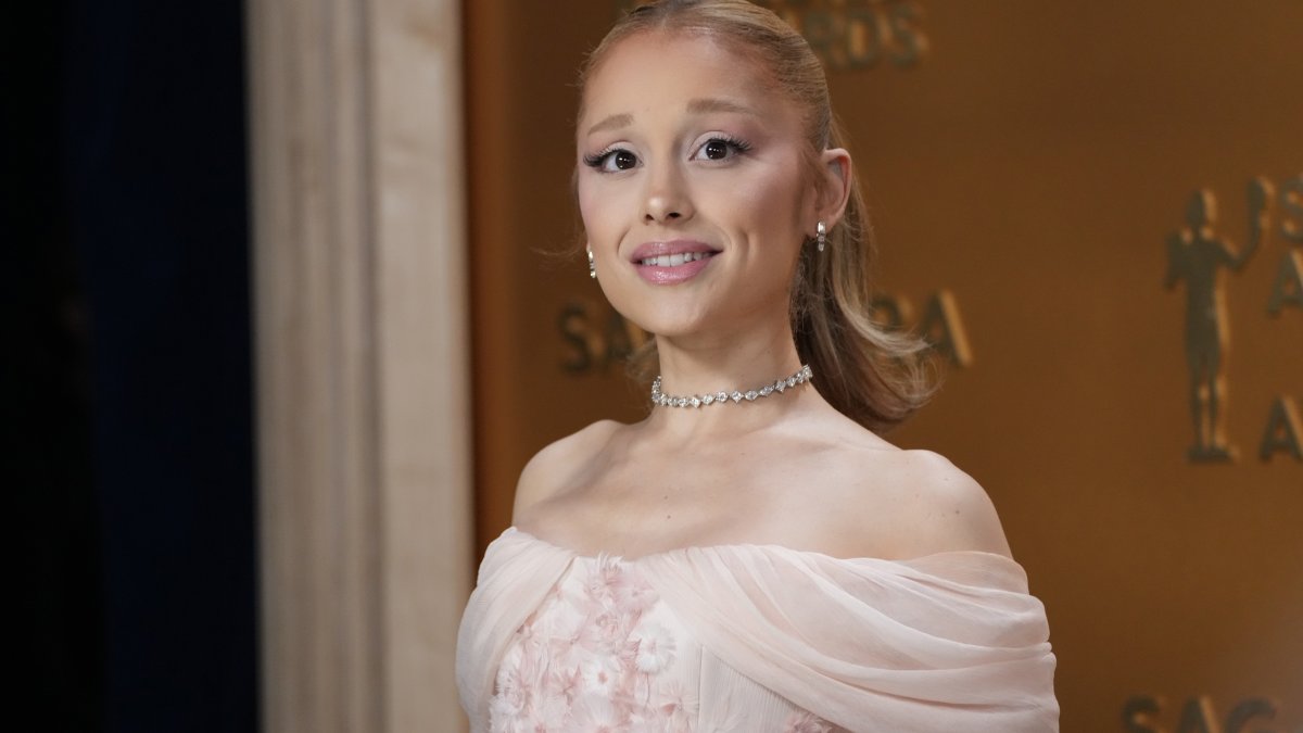 SAG Awards 2025: Ariana Grande channels ‘Wicked’ character Glinda in ...