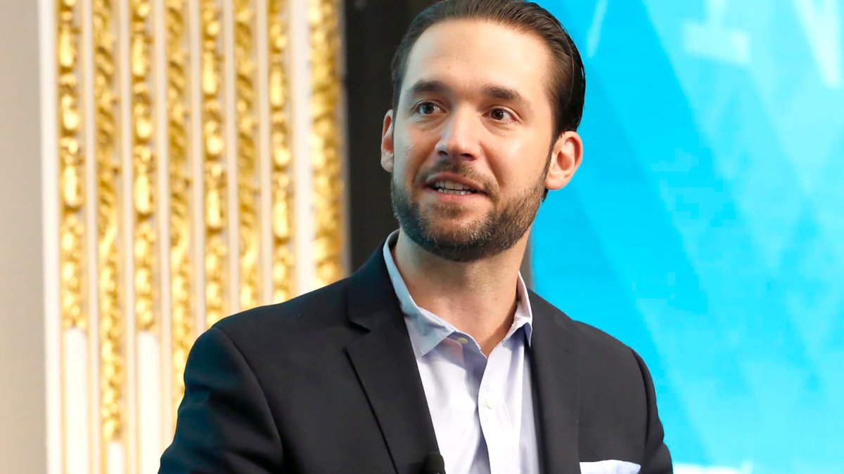 Digg founder teams up with former Reddit rival to buy and revive ...