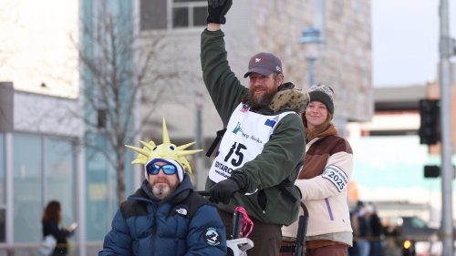 Jessie Holmes repeats as champion of the Iditarod sled dog race – NBC10 ...