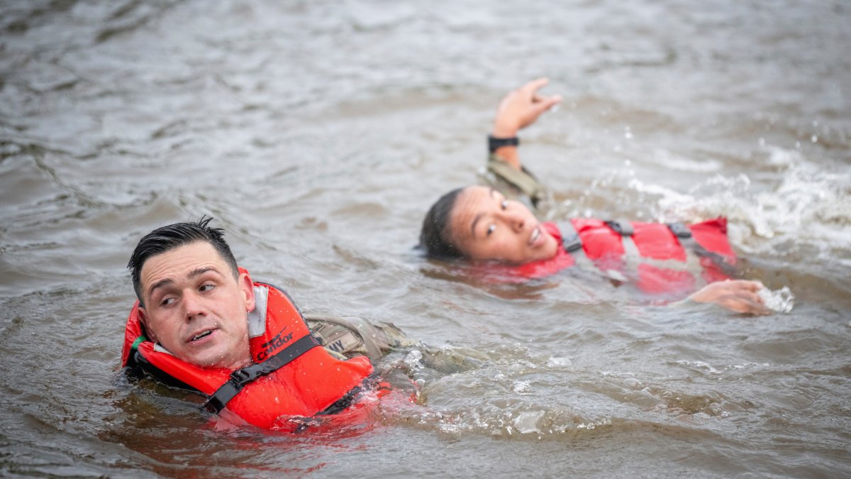 Female soldier becomes first woman to compete in Army Ranger contest ...