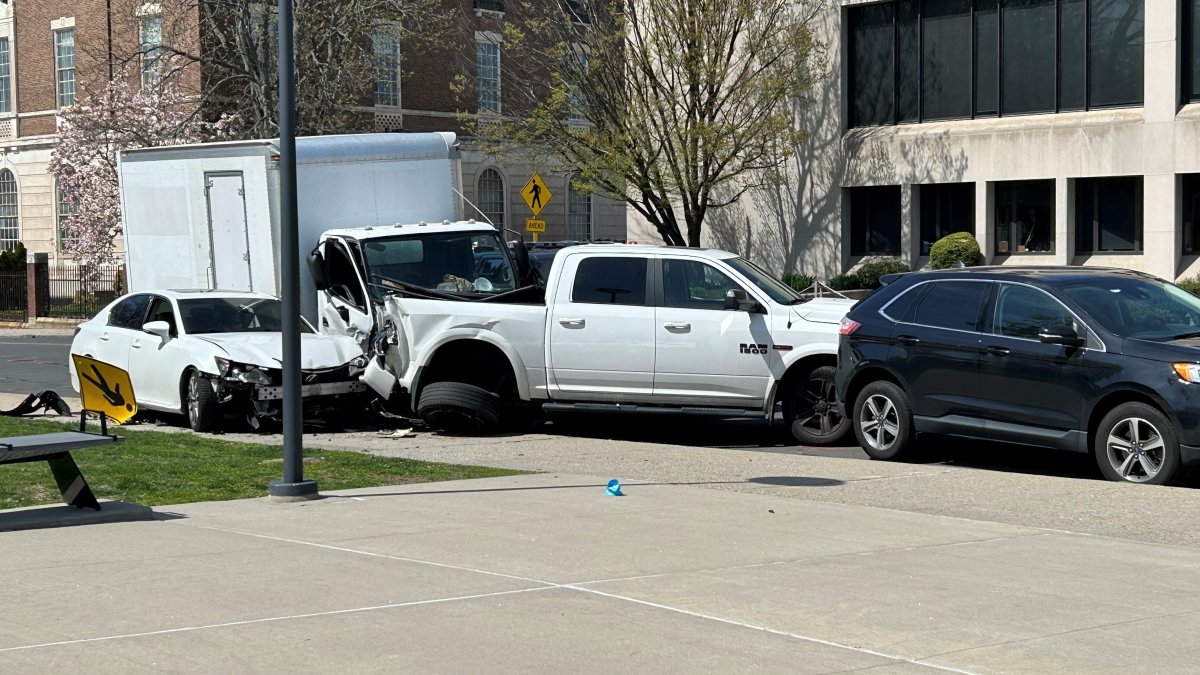 Driver in stolen box truck hit several vehicles during pursuit in ...