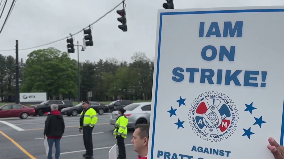More Than 3 000 Machinists At Pratt Whitney Go On Strike In East