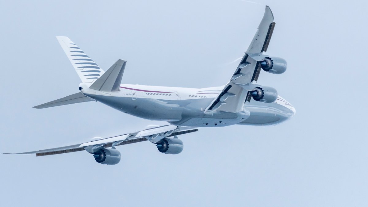 Trump defends the prospect of Qatar gifting him a plane to use as Air ...