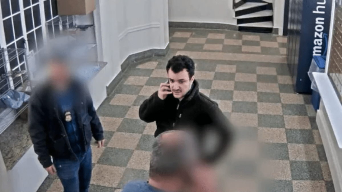 Video appears to show Mahmoud Khalil cooperating with ICE before arrest ...