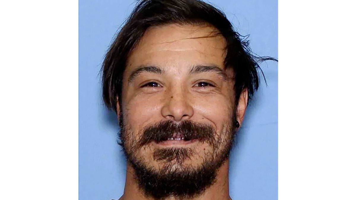 Search expands for Washington father accused of killing his 3 girls ...