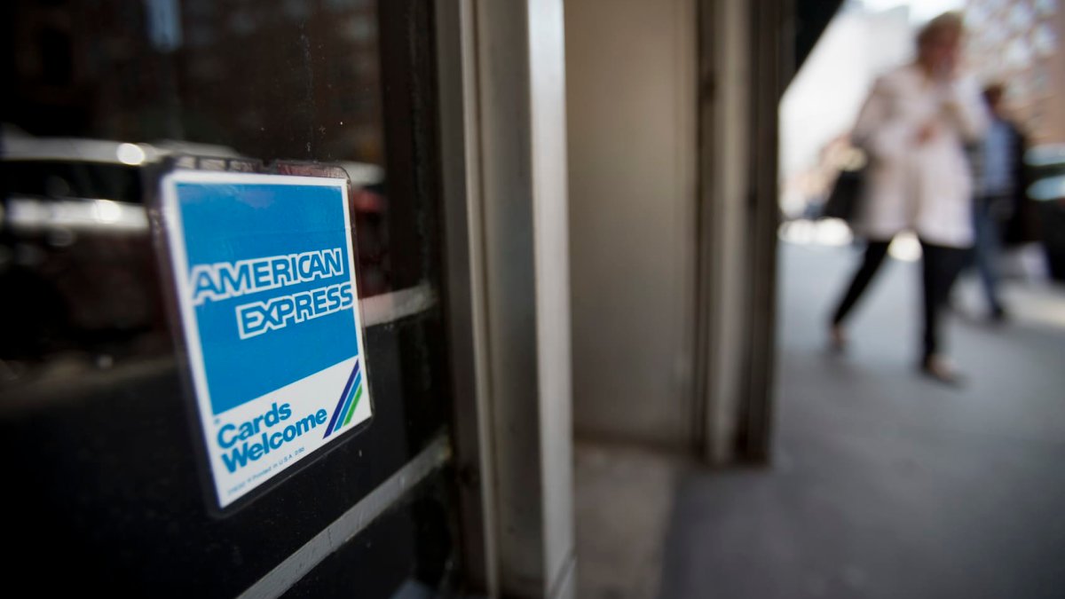 Rich American Express customers continue to spend freely, with one ...